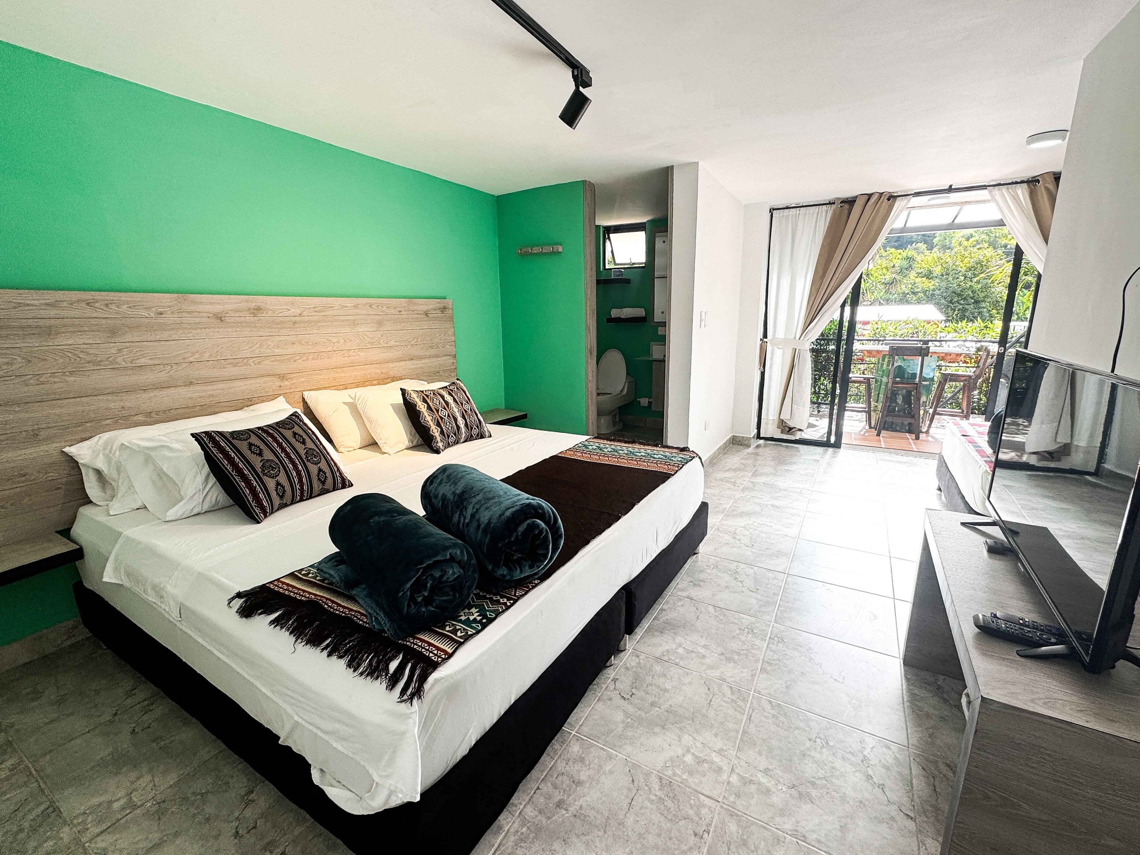 Quarto Quádruplo Elite, vista para o jardim | Lençóis de algodão egípcio, roupa de alta qualidade 