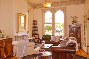 Piscina externa sazonal, funciona das 8h30 às 21h, espreguiçadeiras