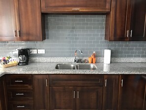 Apartamento Superior, 2 quartos, 2 casas de banho, vista para o mar | Cozinha privada | Um frigorífico/congelador grande, um micro-ondas, um forno