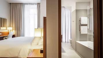 Suite, 1 quarto | Cofre no quarto, secretária