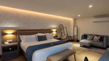 Suite Júnior, 1 cama king-size | Cofre com capacidade para portátil