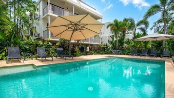 2 piscinas exteriores, da(s) 8:00 à(s) 20:00, guarda-sóis