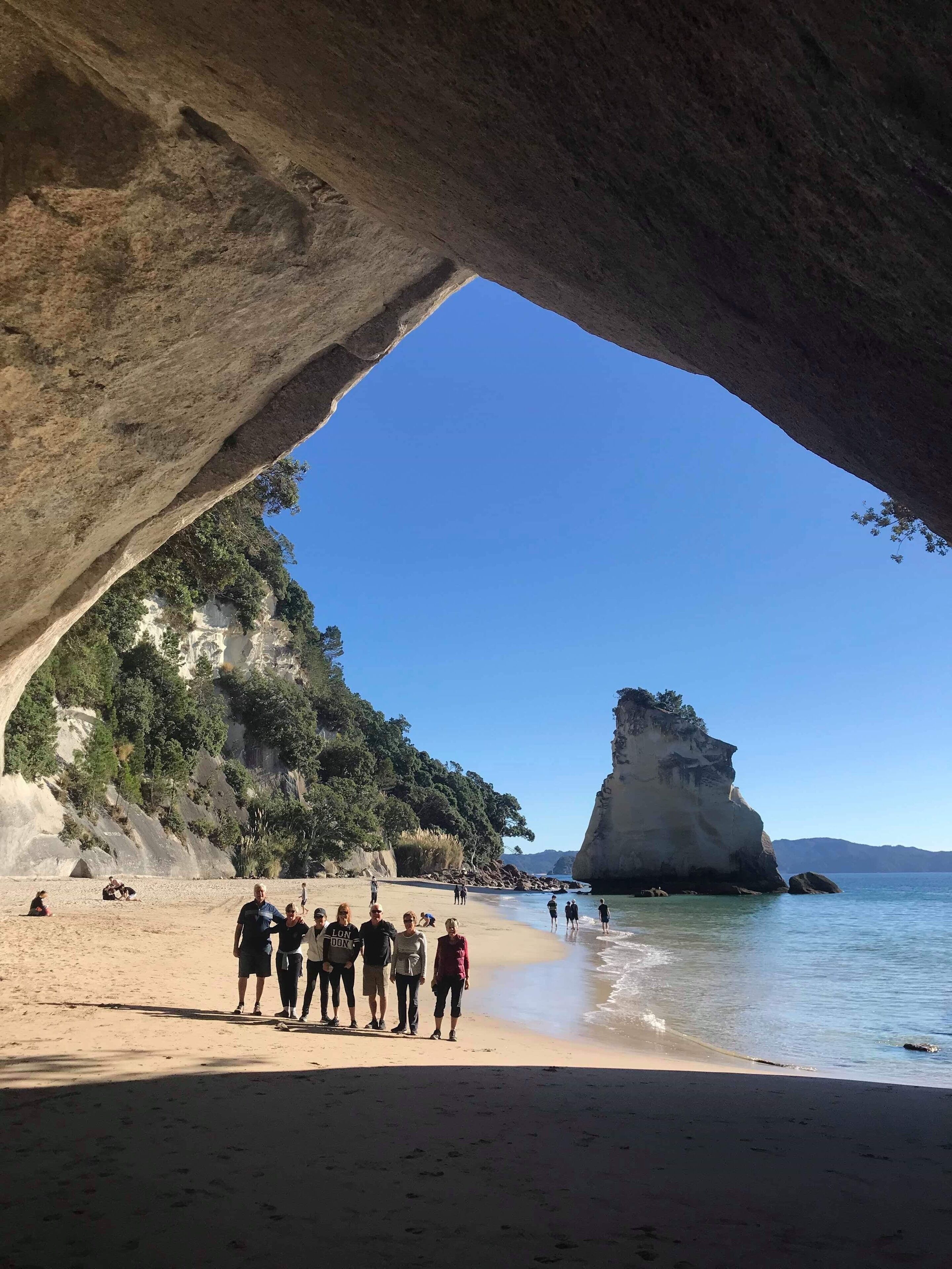 Perto da praia, areia branca, toalhas de praia 