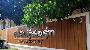 Placa para 'Cindia Resort' com fachada de madeira e o número grande '3219'.
