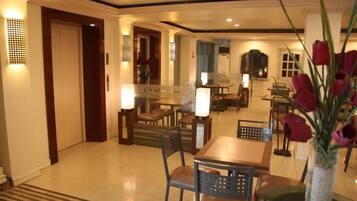 Café da manhã, almoço e jantar; culinária local