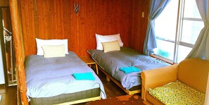 Quarto, casa de banho privativa (Private Room Type A) | Wi-fi grátis, roupa de cama fornecida 