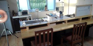 Um frigorífico no espaço comum, um micro-ondas no espaço comum 