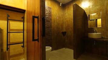 Loft | Casa de banho | Um polibã, artigos de higiene pessoal grátis