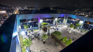Este bar no terraço do hotel, com espaço para refeições ao ar livre
