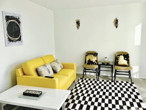 Apartamento, 2 quartos, vista para o porto | Área de estar | TV de tela plana