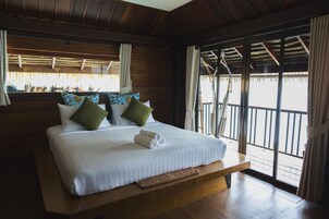 Quarto casal ou duplo superior, 1 quarto, para não fumantes, vista para o lago | Roupas de cama premium, frigobar, cofres nos quartos, escrivaninha