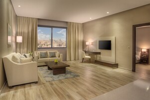 Suite Nobre, 2 quartos | Minibar, cofre no quarto, secretária, cortinas/cortinados opacos