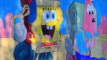 Um mural de Bob Esponja Calça Quadrada e Patrick Estrela numa parede de madeira.