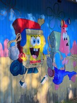Um mural de Bob Esponja Calça Quadrada e Patrick Estrela numa parede de madeira.