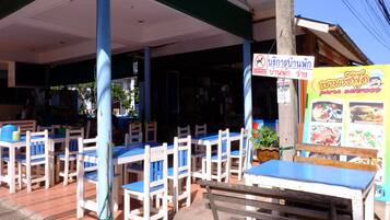 Pequenos-almoços, almoços, jantares servidos, cozinha tailandesa