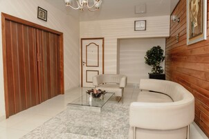 Suite de Luxo | Sala de estar | Televisor de ecrã plano de 42 polegadas com canais por cabo, televisor 