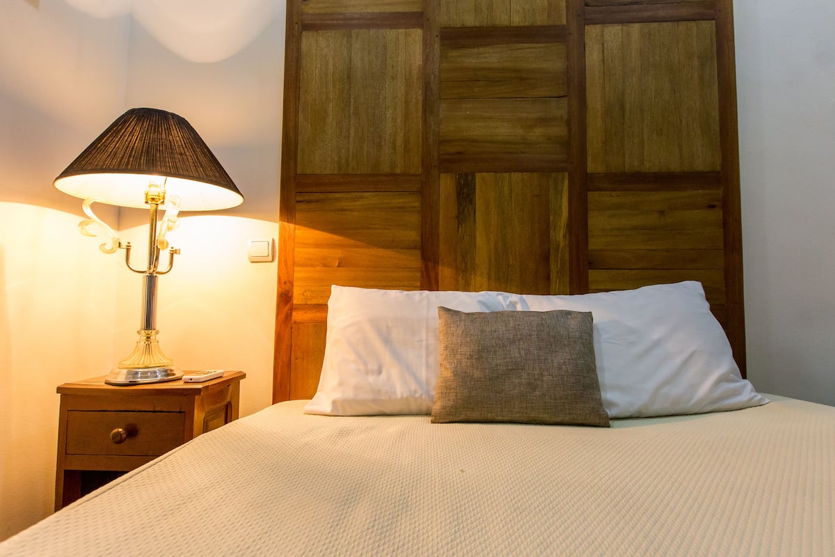 Quarto casal standard, 1 cama de casal, no pátio | Roupas de cama de algodão egípcio, roupas de cama premium
