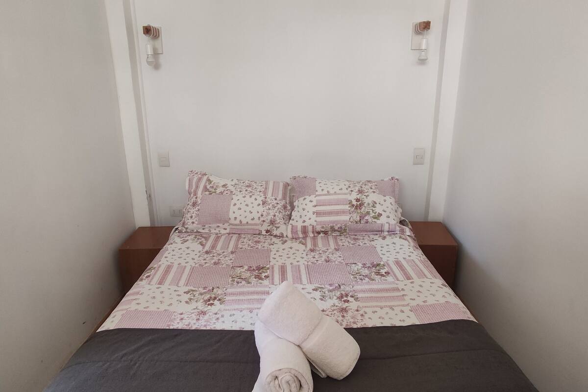 Apartamento conforto, banheiro privativo | 1 quarto, edredons de pluma, cortinas blackout