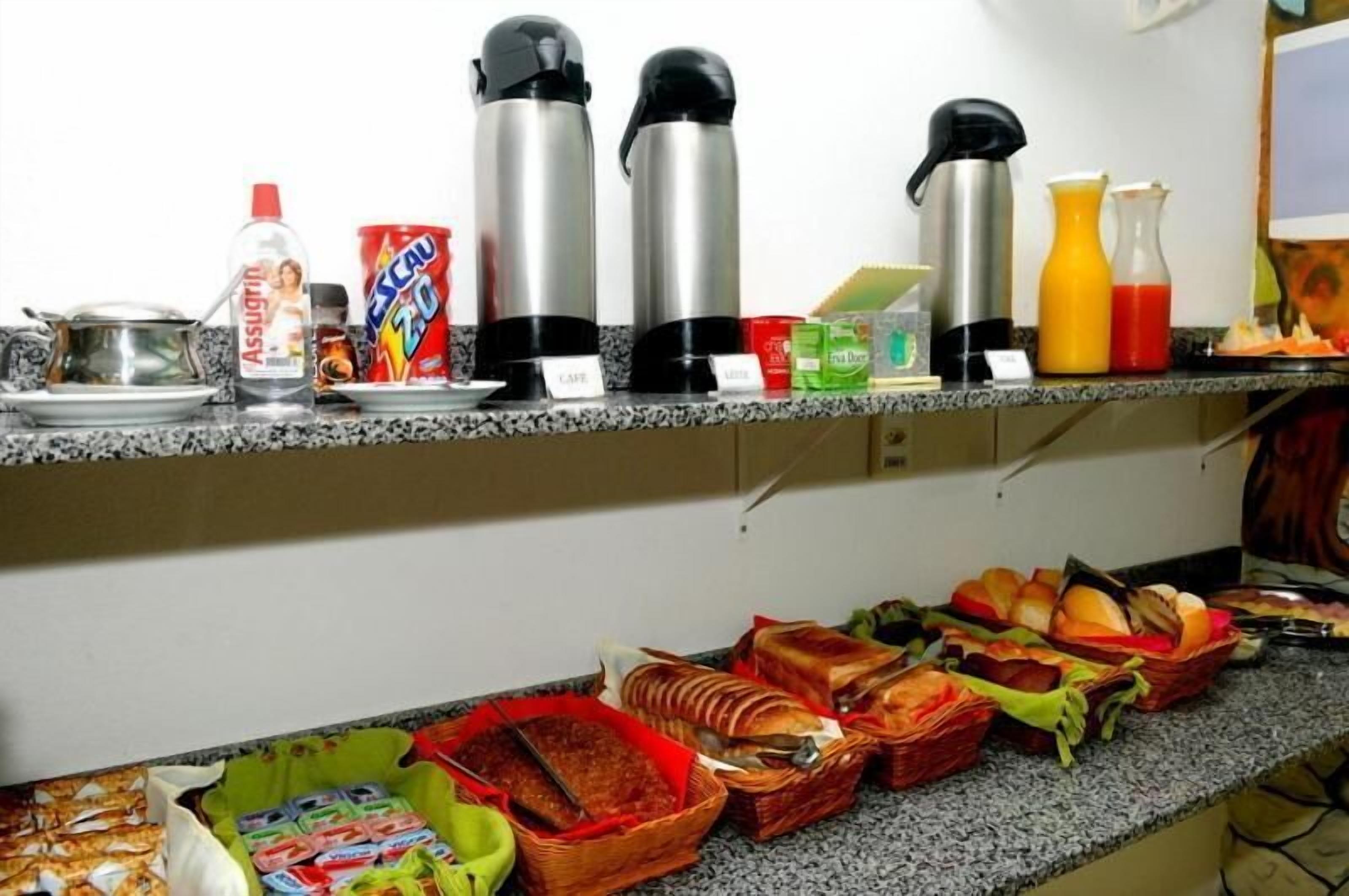 Disposição de buffet com diversos alimentos e acompanhamentos.
