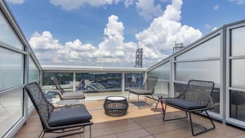 Suite de Luxo, 1 cama king-size, terraço | Roupa de alta qualidade, camas de colchão pillowtop, minibar