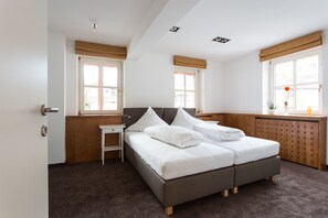 Apartamento, 4 quartos, varanda (+ cleaning fee 120 EUR on arrival) | Cofre no quarto, secretária, Wi-fi grátis 