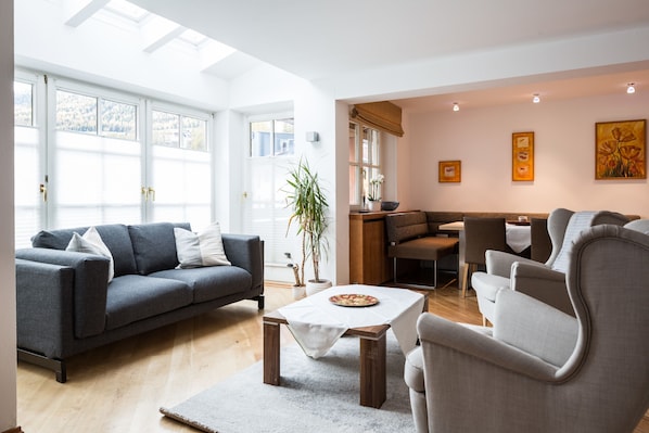 Apartamento, 4 quartos, sacada (+ cleaning fee 120 EUR on arrival) | Área de estar | TV de tela plana