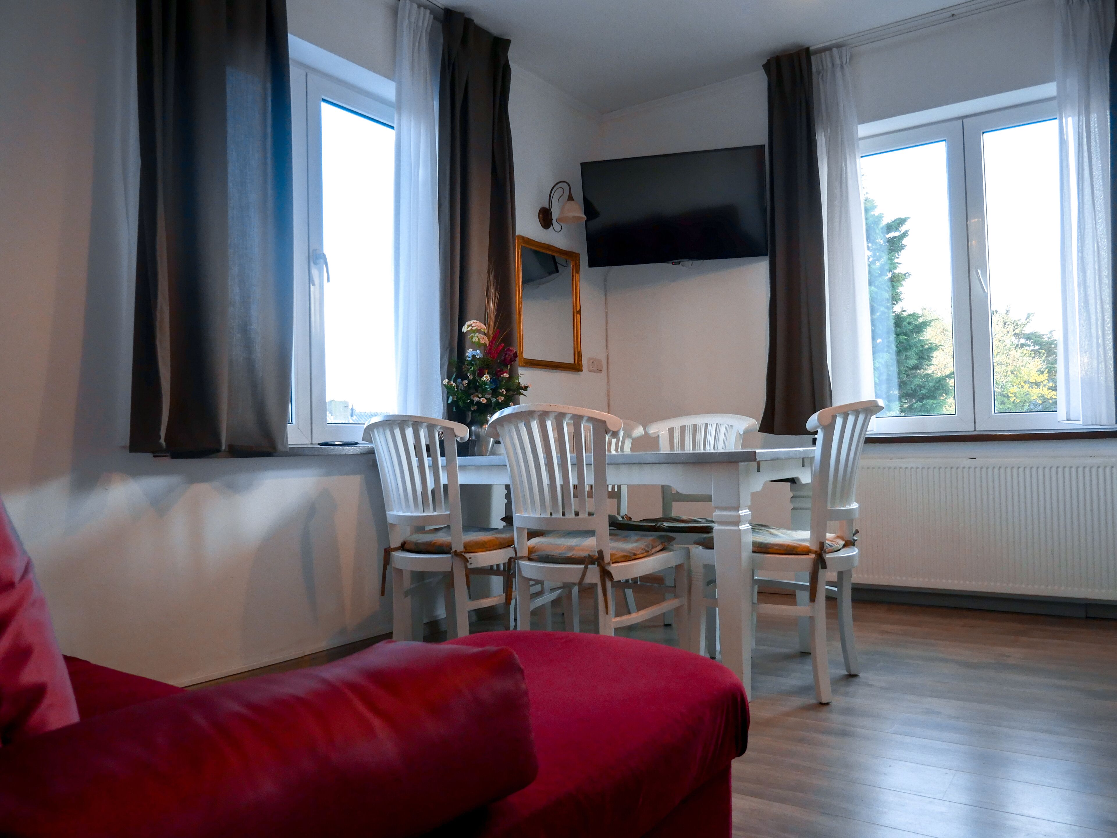 Apartamento, 2 camas de solteiro | Sala de estar | TV de tela plana