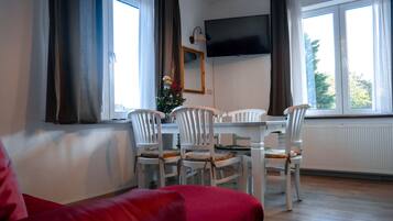 Apartamento, 2 camas de solteiro | Sala de estar | TV de tela plana