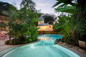 Piscina exterior, espreguiçadeiras 