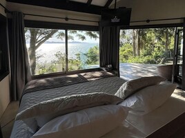 Quarto presidencial, banheira de imersão | Roupas de cama premium, cofres nos quartos, cortinas blackout