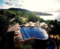 Piscina externa, espreguiçadeiras