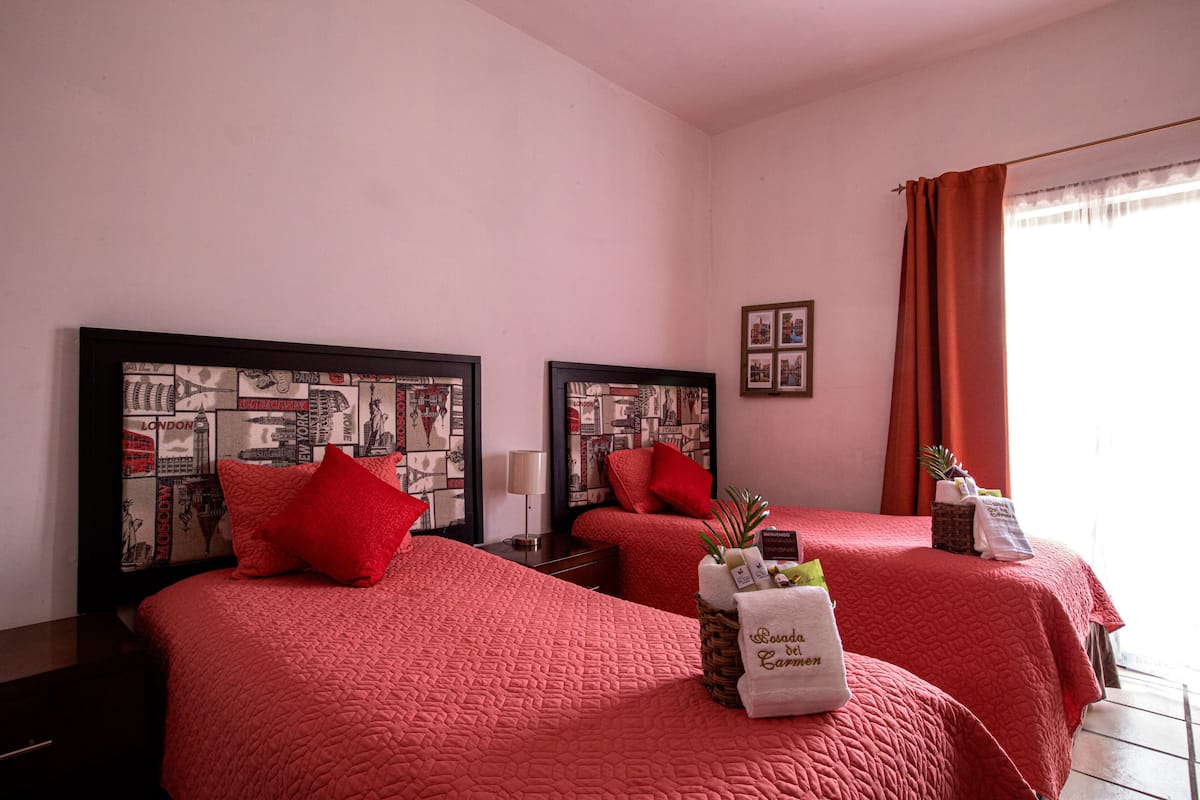 Quarto Duplo Económico, 2 camas individuais | Roupa de alta qualidade, edredões de penas 