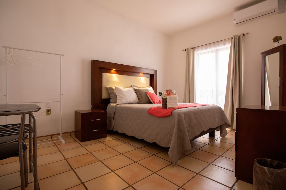 Suíte standard, 2 quartos | Roupas de cama premium, edredons de pluma