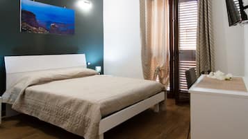 Quarto Quádruplo Comfort | Cofre no quarto, secretária, camas desdobráveis, Wi-fi grátis