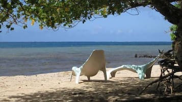 Praia particular, areia branca, espreguiçadeiras, passeios de caiaque