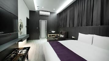 Roupas de cama premium, escrivaninha, cortinas blackout