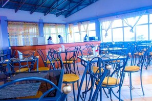 Pequenos-almoços, almoços, jantares servidos, cozinha local