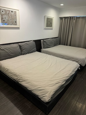 Quarto Quádruplo Deluxe | Roupa de alta qualidade, cofre no quarto, secretária 