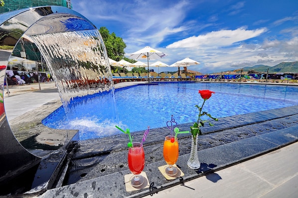 Piscina exterior, espreguiçadeiras