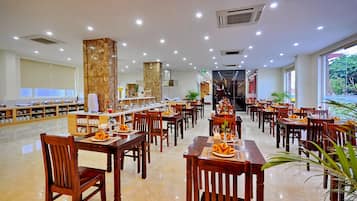 Pequenos-almoços servidos, cozinha local e internacional