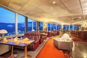 3 bares/lounges, este bar com transmissão de jogos em direto 