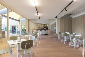 Bar à beira da piscina