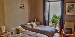 Quarto casal standard, 2 camas de solteiro | Cortinas blackout, ferros/tábuas de passar roupa, Wi-Fi de cortesia