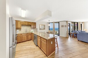 Apartamento Premium em Condomínio Fechado, 3 quartos, varanda | Cozinha privada | Um frigorífico, um micro-ondas, um forno, uma placa de cozinha 