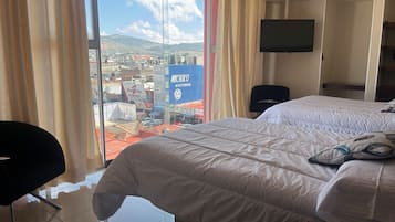 Quarto Duplo Premier | Cofre no quarto, secretária