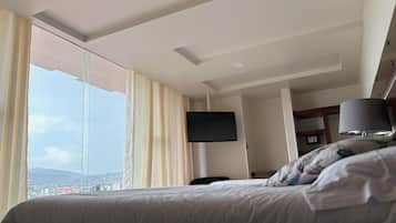 Quarto casal premier | Cofres nos quartos, escrivaninha, espaço de trabalho para notebook
