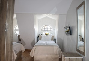 Quarto Twin Standard, 2 camas individuais, Vista para a cidade | Minibar, cofre no quarto, secretária, quartos insonorizados 