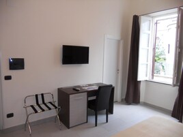 Minibar, cofre no quarto, secretária, ferro/tábua de engomar 