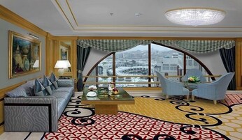 Presidential Suite with One King Bed and Two Twin Beds | 1 quarto, roupa de alta qualidade, minibar, cofre no quarto 