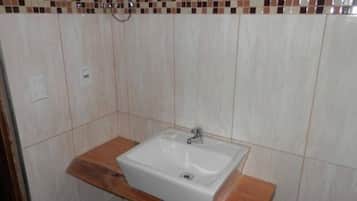 Chuveiro, produtos de toalete grátis, secador de cabelo